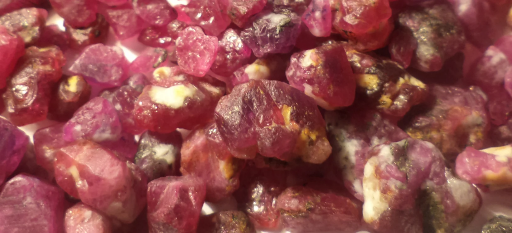 Le rouge rubis, «reine des pierres précieuses», sans conteste la pierre ...