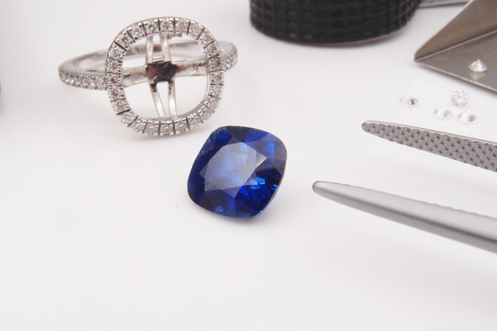 Saphir Ceylan coussin 2.67 cts Naturel , certificat Gemparis - Vanhoye