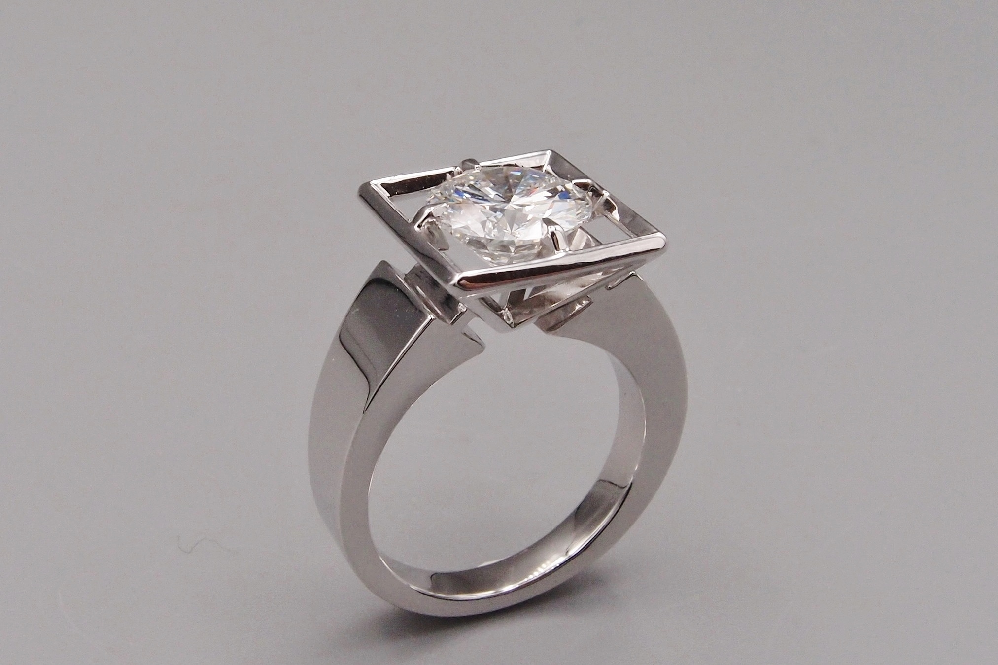 BAGUE « PYRAMIDE » OR GRIS ET DIAMANT - Vanhoye